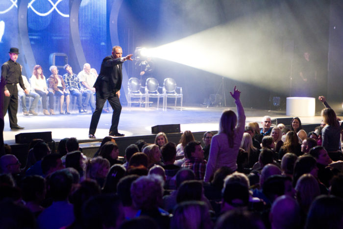 Messmer en tournée Roupillon collectif au Parc Expo - Entrée du public